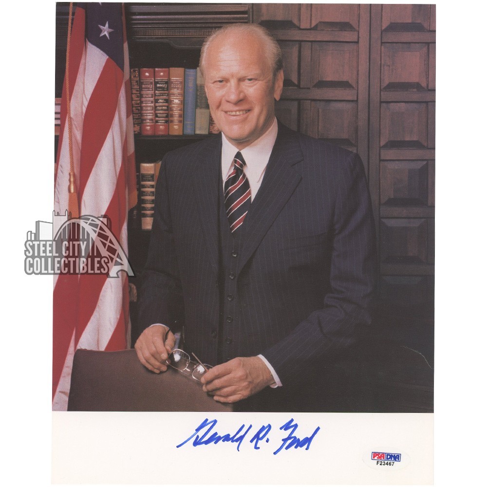 Gerald Ford Autographed 8x10 Photo - PSA/DNA COA F23467 (Holding ...